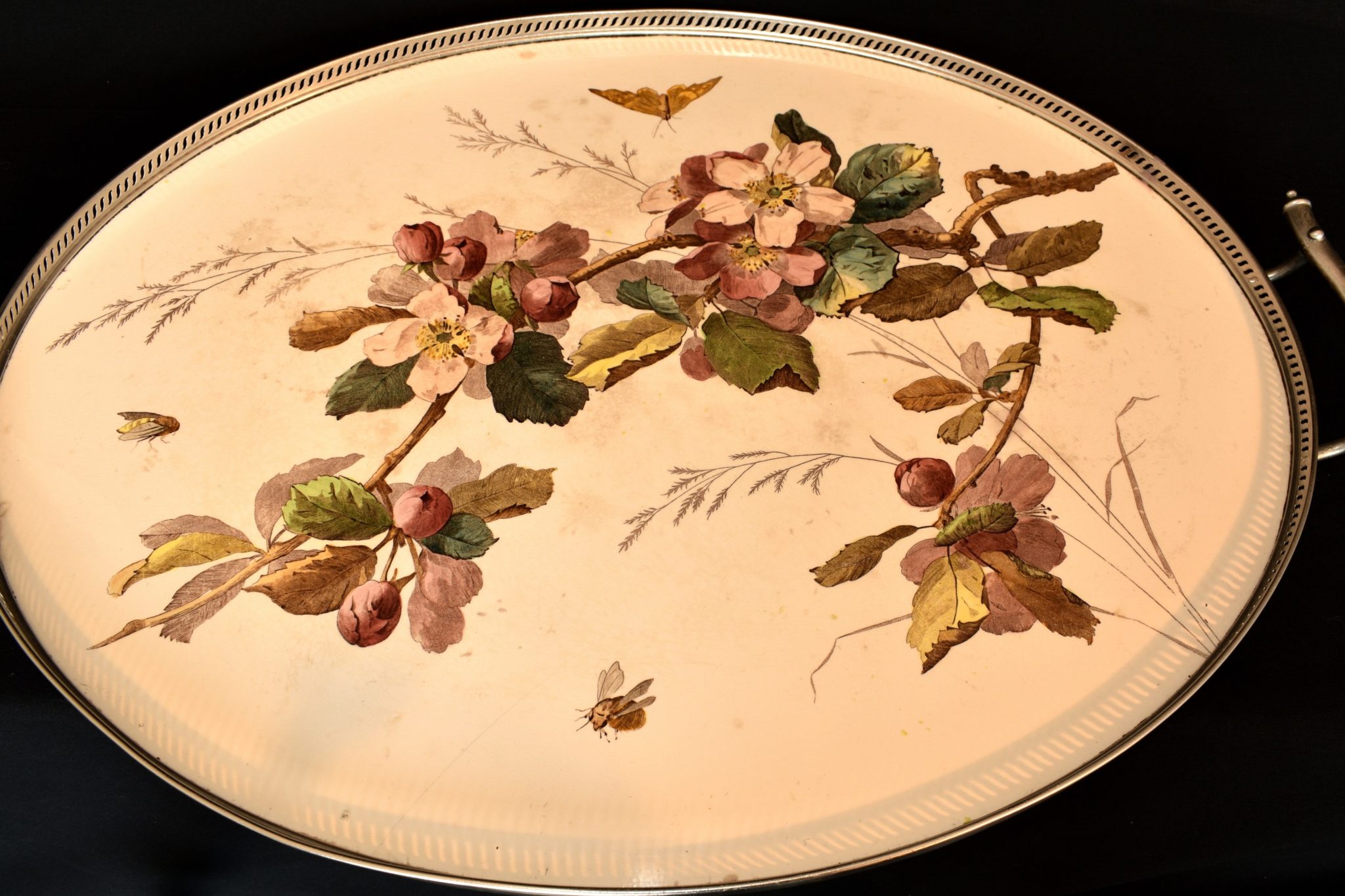 Tava Art Nouveau din portelan si alpaca argintata. Dimensiuni: L= 62 cm
